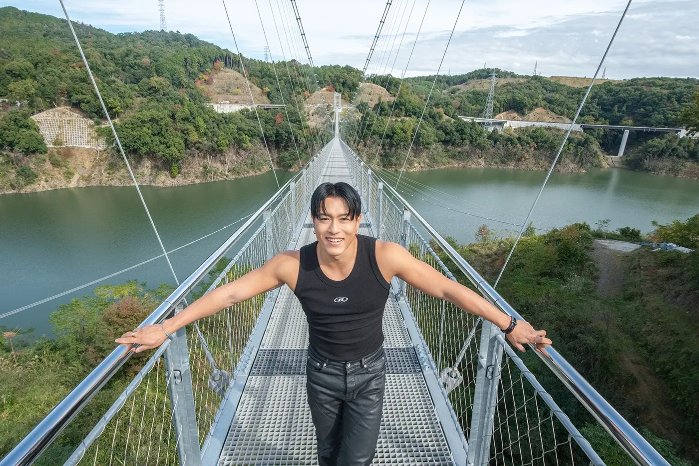 Bungee jumping from Japan's longest suspension bridge at 420 meters ...
